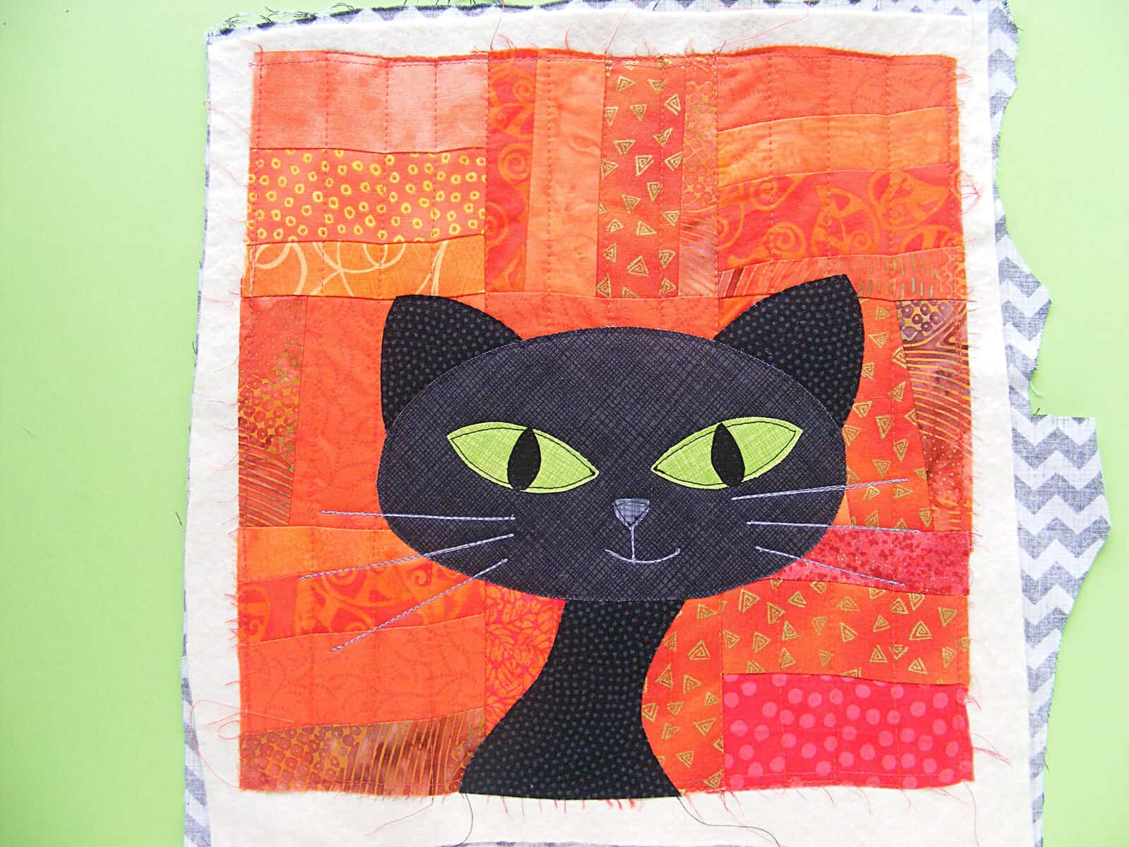 Spooky - a free black cat applique pattern | Shiny Happy World